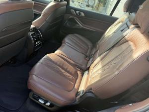 Black BMW X7 2019 in Taurage, with an engine capacity of 2.99 L and mileage of 200 thousand km for 42900 €, photo 13 on AUTOMOTO.COM.LV