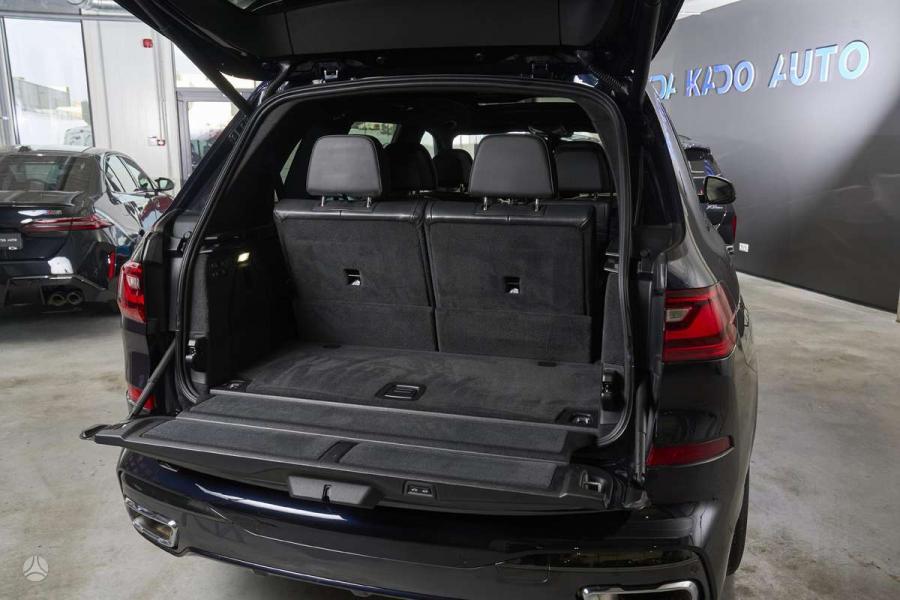 Black BMW X7 2019 in Kaunas, with an engine capacity of 2.99 L and mileage of 191 thousand km for 48950 €, photo 9 on AUTOMOTO.COM.LV