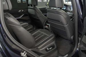Black BMW X7 2019 in Kaunas, with an engine capacity of 2.99 L and mileage of 191 thousand km for 48950 €, photo 28 on AUTOMOTO.COM.LV