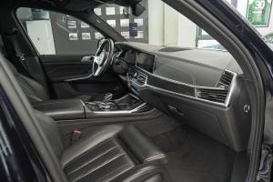 Black BMW X7 2019 in Kaunas, with an engine capacity of 2.99 L and mileage of 191 thousand km for 48950 €, photo 29 on AUTOMOTO.COM.LV