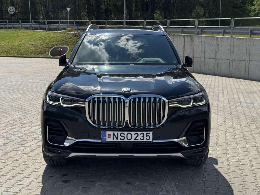 Black BMW X7 2019 in Vilnius, with an engine capacity of 3.00 L and mileage of 178 thousand km for 45990 €, photo 3 on AUTOMOTO.COM.LV