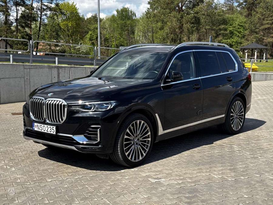 Black BMW X7 2019 in Vilnius, with an engine capacity of 3.00 L and mileage of 178 thousand km for 45990 €, photo 4 on AUTOMOTO.COM.LV