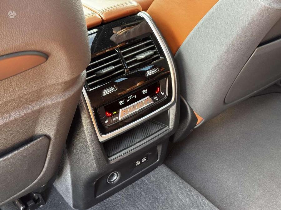 Black BMW X7 2019 in Vilnius, with an engine capacity of 3.00 L and mileage of 178 thousand km for 45990 €, photo 18 on AUTOMOTO.COM.LV