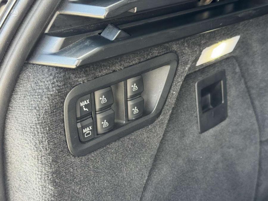 Black BMW X7 2019 in Vilnius, with an engine capacity of 3.00 L and mileage of 178 thousand km for 45990 €, photo 21 on AUTOMOTO.COM.LV