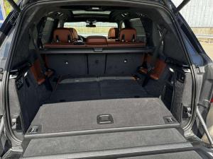Black BMW X7 2019 in Vilnius, with an engine capacity of 3.00 L and mileage of 178 thousand km for 45990 €, photo 23 on AUTOMOTO.COM.LV