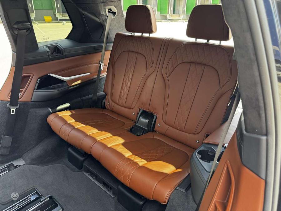 Black BMW X7 2019 in Vilnius, with an engine capacity of 3.00 L and mileage of 178 thousand km for 45990 €, photo 24 on AUTOMOTO.COM.LV