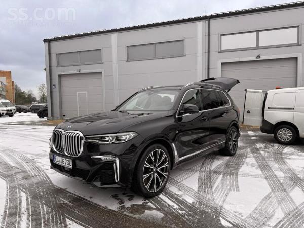 Black BMW X7 2020 in Riga, with an engine capacity of 3.00 L and mileage of 130 thousand km for 54000 €, photo 1 on AUTOMOTO.COM.LV