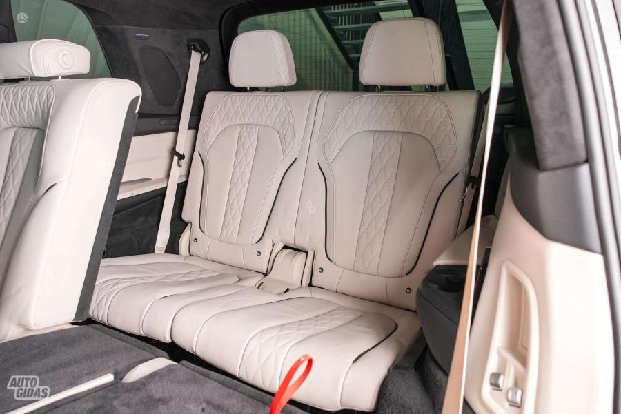 Black BMW X7 2020 in Marijampole, with an engine capacity of 3.00 L and mileage of 179 thousand km for 47950 €, photo 35 on AUTOMOTO.COM.LV
