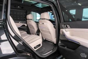 Black BMW X7 2020 in Marijampole, with an engine capacity of 3.00 L and mileage of 179 thousand km for 47950 €, photo 37 on AUTOMOTO.COM.LV