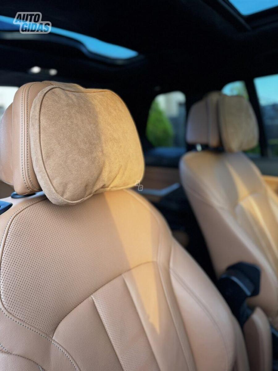 Black BMW X7 2020 in Vilnius, with an engine capacity of 4.40 L and mileage of 62 thousand km for 50000 €, photo 12 on AUTOMOTO.COM.LV