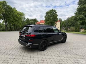 Black BMW X7 2020 in Vilnius, with an engine capacity of 4.40 L and mileage of 159 thousand km for 50000 €, photo 21 on AUTOMOTO.COM.LV