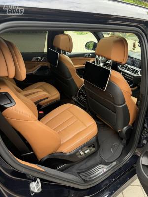 Black BMW X7 2020 in Vilnius, with an engine capacity of 4.40 L and mileage of 159 thousand km for 50000 €, photo 34 on AUTOMOTO.COM.LV