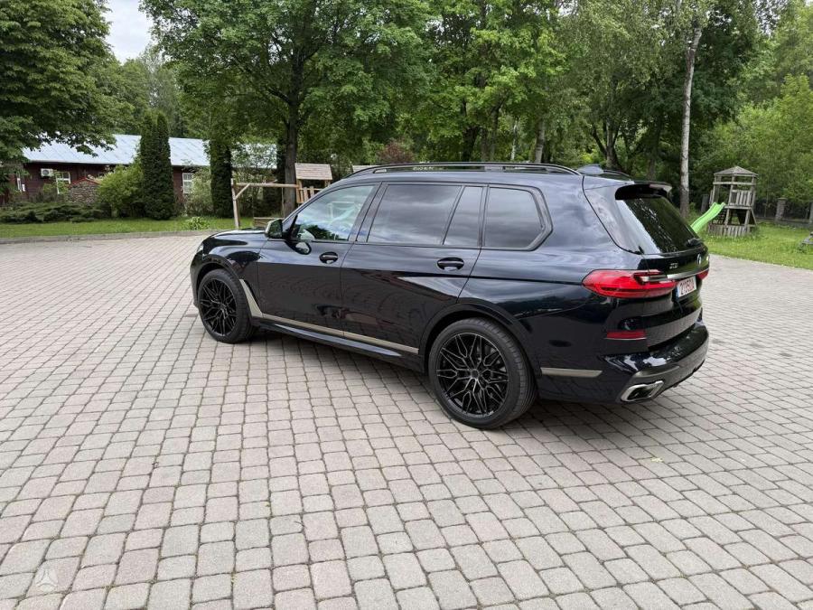 Black BMW X7 2020 in Vilnius, with an engine capacity of 4.40 L and mileage of 159 thousand km for 49999 €, photo 10 on AUTOMOTO.COM.LV