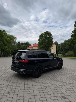 Black BMW X7 2020 in Vilnius, with an engine capacity of 4.40 L and mileage of 159 thousand km for 49999 €, photo 22 on AUTOMOTO.COM.LV