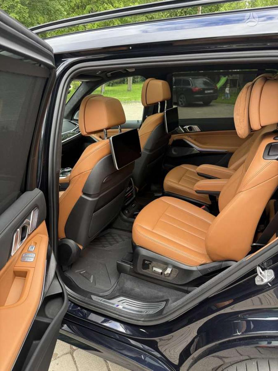 Black BMW X7 2020 in Vilnius, with an engine capacity of 4.40 L and mileage of 159 thousand km for 49999 €, photo 26 on AUTOMOTO.COM.LV