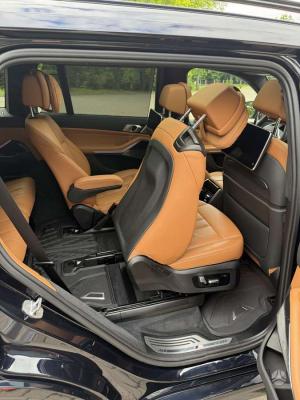Black BMW X7 2020 in Vilnius, with an engine capacity of 4.40 L and mileage of 159 thousand km for 49999 €, photo 33 on AUTOMOTO.COM.LV