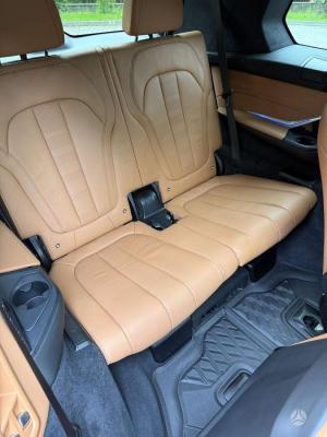 Black BMW X7 2020 in Vilnius, with an engine capacity of 4.40 L and mileage of 159 thousand km for 49999 €, photo 35 on AUTOMOTO.COM.LV