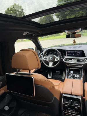 Black BMW X7 2020 in Vilnius, with an engine capacity of 4.40 L and mileage of 159 thousand km for 49999 €, photo 37 on AUTOMOTO.COM.LV