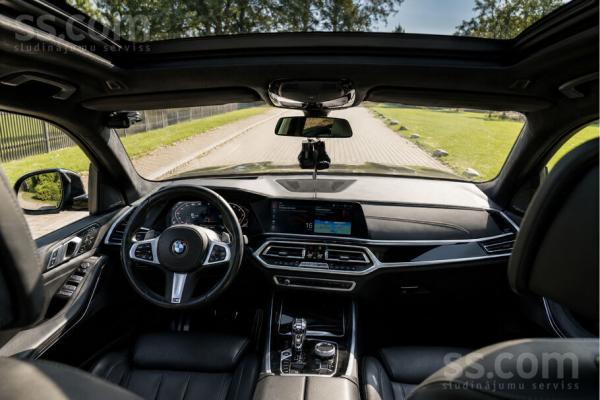 Black BMW X7 2020 in Riga, with an engine capacity of 4.40 L and mileage of 115 thousand km for 64900 €, photo 8 on AUTOMOTO.COM.LV