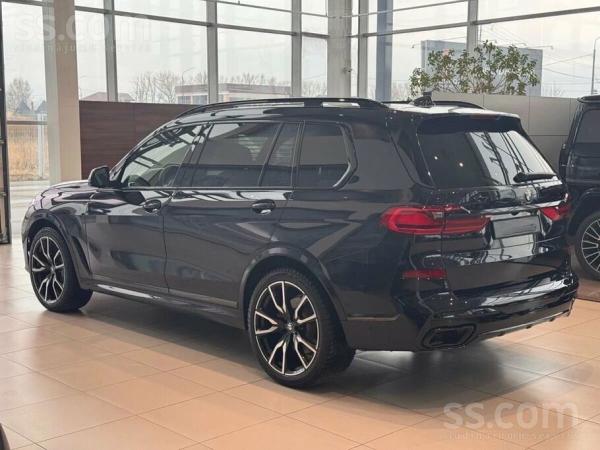 Black BMW X7 2021 in Tukums, with an engine capacity of 3.00 L and mileage of 0 thousand km for 61990 €, photo 2 on AUTOMOTO.COM.LV