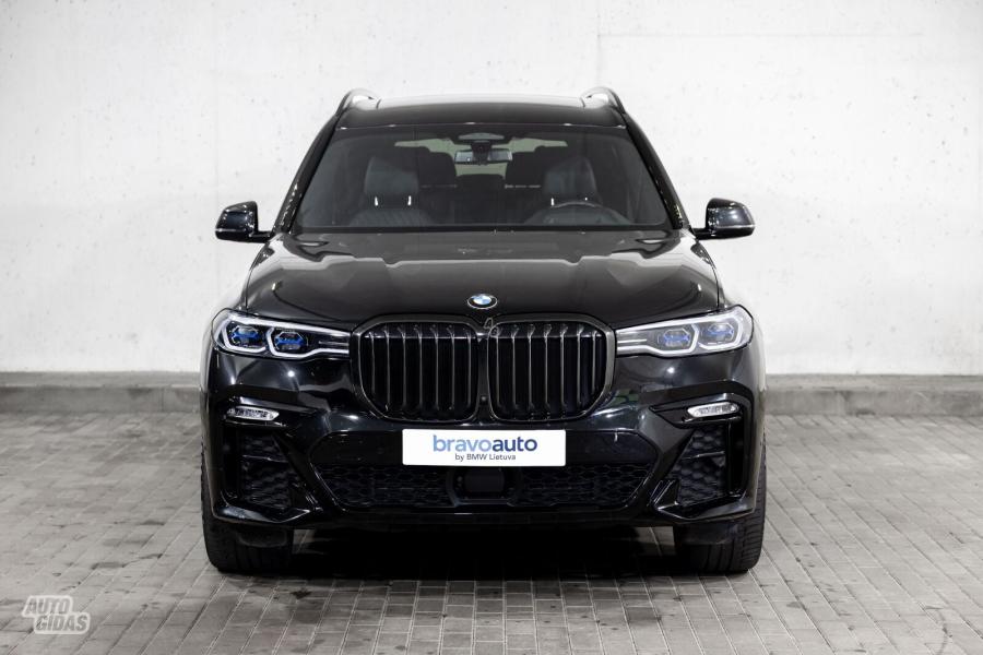 Black BMW X7 2021 in Vilnius, with an engine capacity of 3.00 L and mileage of 60 thousand km for 61991 €, photo 5 on AUTOMOTO.COM.LV