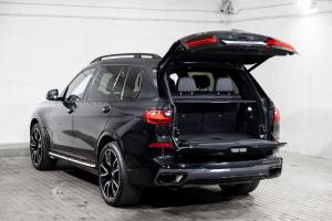 Black BMW X7 2021 in Vilnius, with an engine capacity of 3.00 L and mileage of 60 thousand km for 61991 €, photo 13 on AUTOMOTO.COM.LV