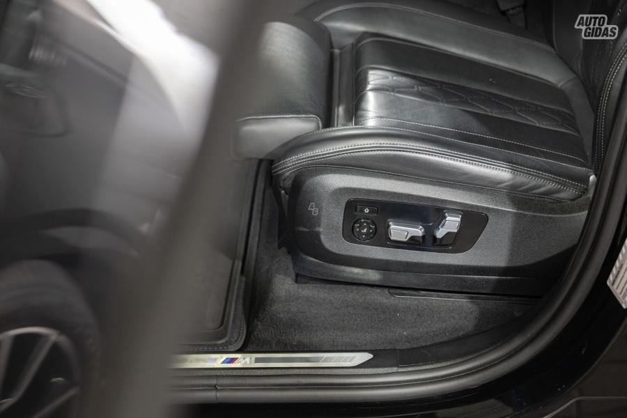 Black BMW X7 2021 in Vilnius, with an engine capacity of 3.00 L and mileage of 60 thousand km for 61991 €, photo 22 on AUTOMOTO.COM.LV