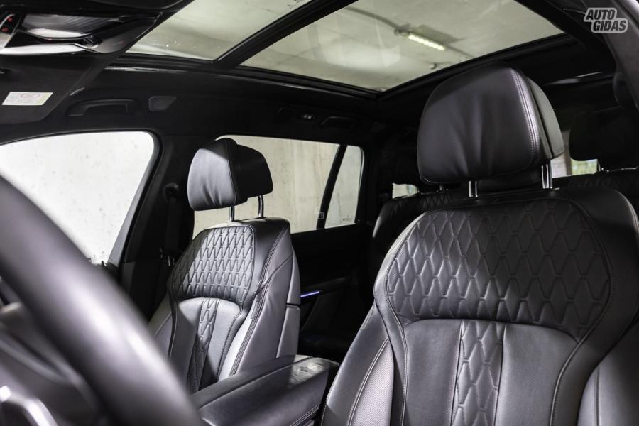 Black BMW X7 2021 in Vilnius, with an engine capacity of 3.00 L and mileage of 60 thousand km for 61991 €, photo 23 on AUTOMOTO.COM.LV