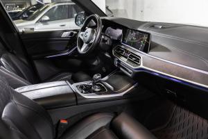 Black BMW X7 2021 in Vilnius, with an engine capacity of 3.00 L and mileage of 60 thousand km for 61991 €, photo 24 on AUTOMOTO.COM.LV