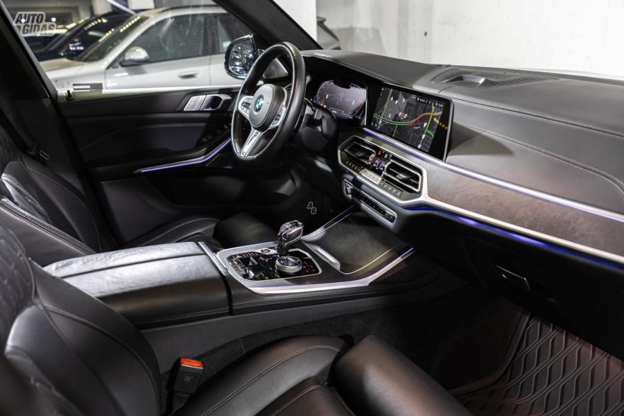 Black BMW X7 2021 in Vilnius, with an engine capacity of 3.00 L and mileage of 60 thousand km for 61991 €, photo 24 on AUTOMOTO.COM.LV