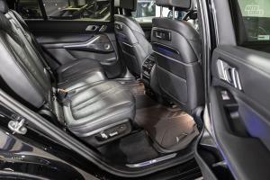 Black BMW X7 2021 in Vilnius, with an engine capacity of 3.00 L and mileage of 60 thousand km for 61991 €, photo 25 on AUTOMOTO.COM.LV