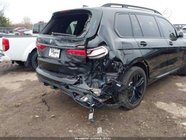 Black BMW X7 2022 in Klaipeda, with an engine capacity of 3.00 L and mileage of 52 thousand km for 24000 €, photo 6 on AUTOMOTO.COM.LV