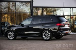 Black BMW X7 2022 in Jelgava, with an engine capacity of 3.00 L and mileage of 0 thousand km for 78500 €, photo 12 on AUTOMOTO.COM.LV