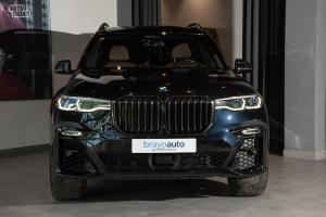 Black BMW X7 2022 in Kaunas, with an engine capacity of 3.00 L and mileage of 101 thousand km for 64771 €, photo 3 on AUTOMOTO.COM.LV