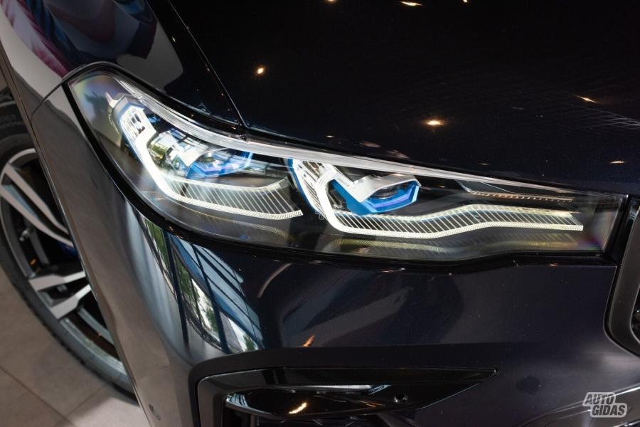 Black BMW X7 2022 in Kaunas, with an engine capacity of 3.00 L and mileage of 101 thousand km for 64771 €, photo 4 on AUTOMOTO.COM.LV