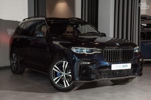 Black BMW X7 2022 in Kaunas, with an engine capacity of 3.00 L and mileage of 101 thousand km for 64771 €, photo 5 on AUTOMOTO.COM.LV