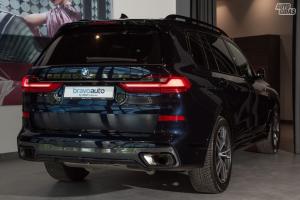 Black BMW X7 2022 in Kaunas, with an engine capacity of 3.00 L and mileage of 101 thousand km for 64771 €, photo 6 on AUTOMOTO.COM.LV