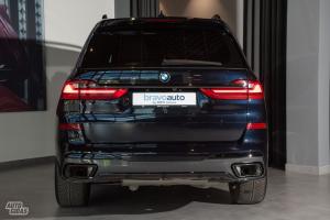 Black BMW X7 2022 in Kaunas, with an engine capacity of 3.00 L and mileage of 101 thousand km for 64771 €, photo 7 on AUTOMOTO.COM.LV