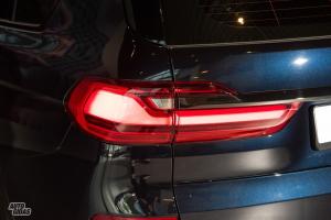Black BMW X7 2022 in Kaunas, with an engine capacity of 3.00 L and mileage of 101 thousand km for 64771 €, photo 8 on AUTOMOTO.COM.LV