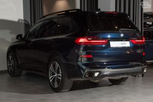Black BMW X7 2022 in Kaunas, with an engine capacity of 3.00 L and mileage of 101 thousand km for 64771 €, photo 9 on AUTOMOTO.COM.LV