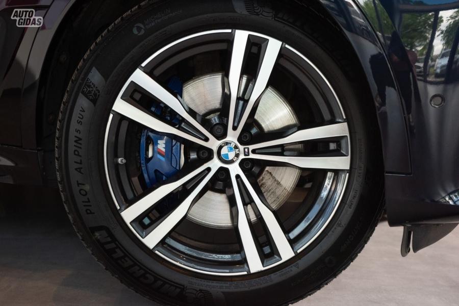 Black BMW X7 2022 in Kaunas, with an engine capacity of 3.00 L and mileage of 101 thousand km for 64771 €, photo 10 on AUTOMOTO.COM.LV