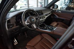 Black BMW X7 2022 in Kaunas, with an engine capacity of 3.00 L and mileage of 101 thousand km for 64771 €, photo 12 on AUTOMOTO.COM.LV