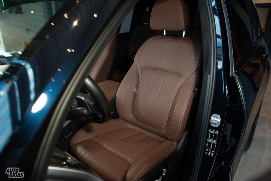 Black BMW X7 2022 in Kaunas, with an engine capacity of 3.00 L and mileage of 101 thousand km for 64771 €, photo 15 on AUTOMOTO.COM.LV
