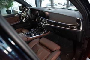 Black BMW X7 2022 in Kaunas, with an engine capacity of 3.00 L and mileage of 101 thousand km for 64771 €, photo 19 on AUTOMOTO.COM.LV