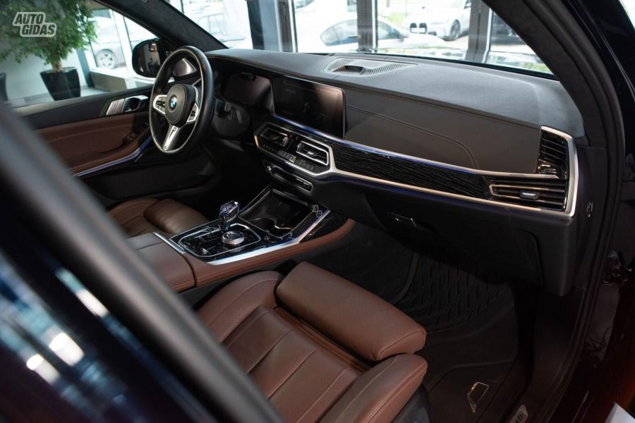 Black BMW X7 2022 in Kaunas, with an engine capacity of 3.00 L and mileage of 101 thousand km for 64771 €, photo 19 on AUTOMOTO.COM.LV