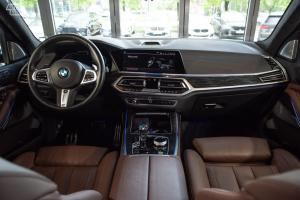 Black BMW X7 2022 in Kaunas, with an engine capacity of 3.00 L and mileage of 101 thousand km for 64771 €, photo 26 on AUTOMOTO.COM.LV