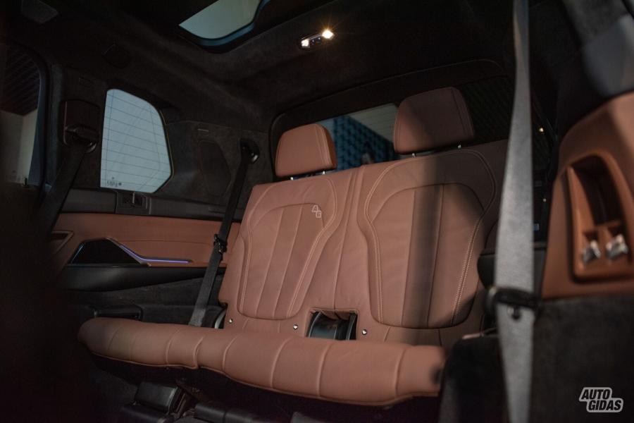 Black BMW X7 2022 in Kaunas, with an engine capacity of 3.00 L and mileage of 101 thousand km for 64771 €, photo 28 on AUTOMOTO.COM.LV