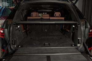 Black BMW X7 2022 in Kaunas, with an engine capacity of 3.00 L and mileage of 101 thousand km for 64771 €, photo 30 on AUTOMOTO.COM.LV