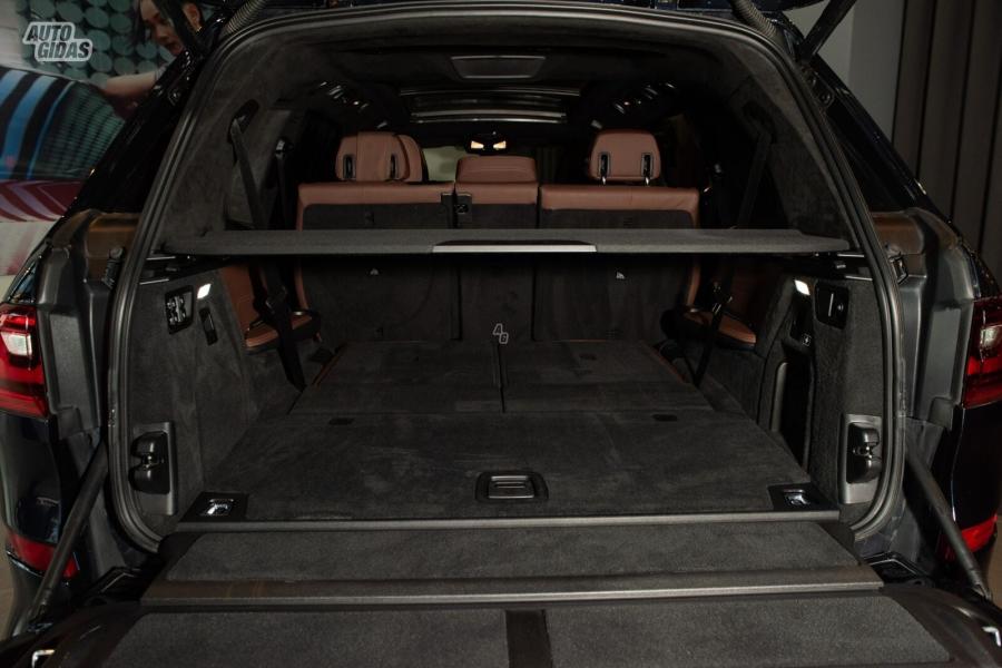 Black BMW X7 2022 in Kaunas, with an engine capacity of 3.00 L and mileage of 101 thousand km for 64771 €, photo 30 on AUTOMOTO.COM.LV