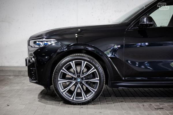 Black BMW X7 2022 in Vilnius, with an engine capacity of 3.00 L and mileage of 88 thousand km for 64991 €, photo 5 on AUTOMOTO.COM.LV